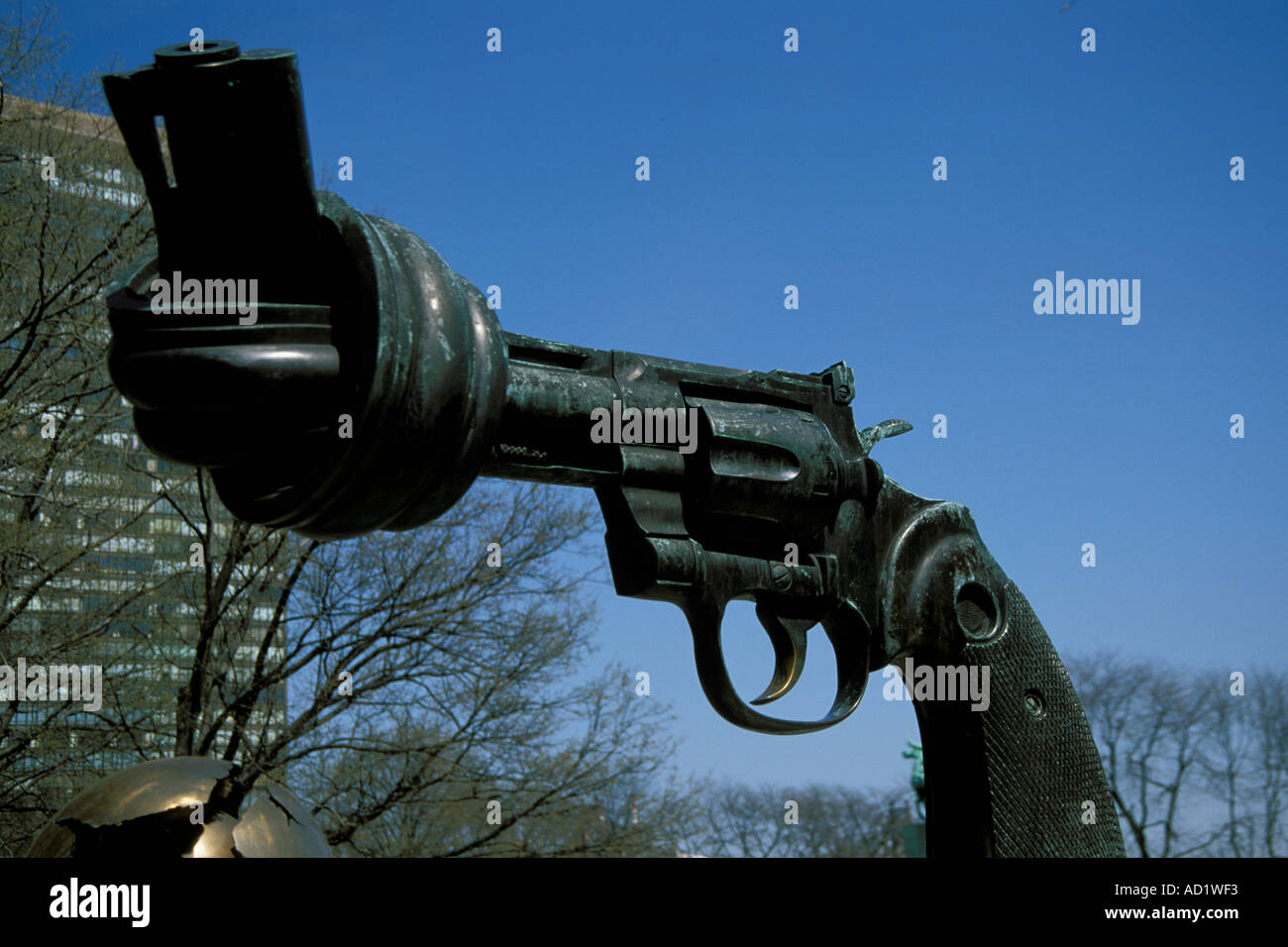 Sculpture of knotted revolver at the United Nations Building New York ...