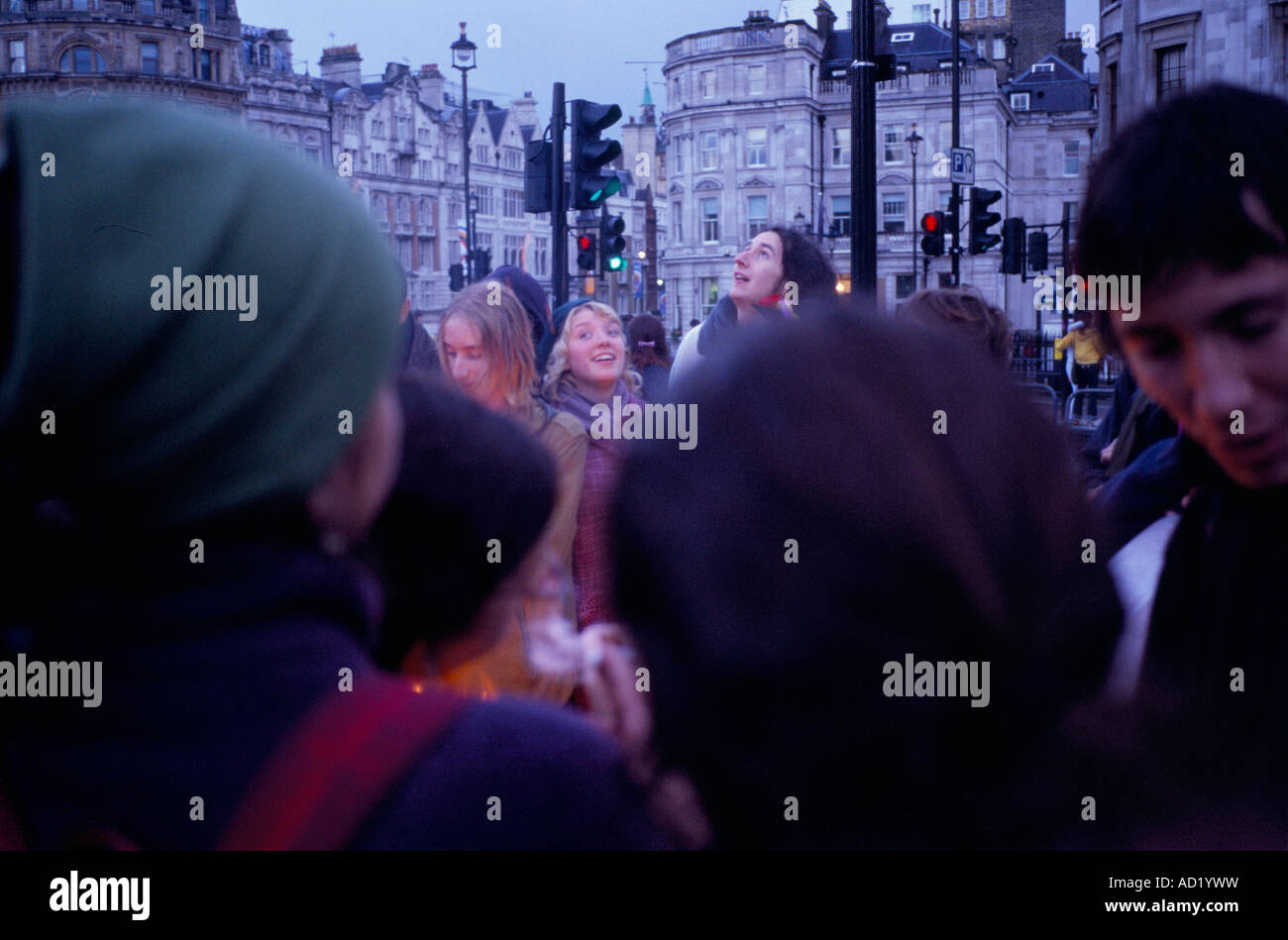 Happy protesters sininging at the Pace peace rally Stock Photo - Alamy