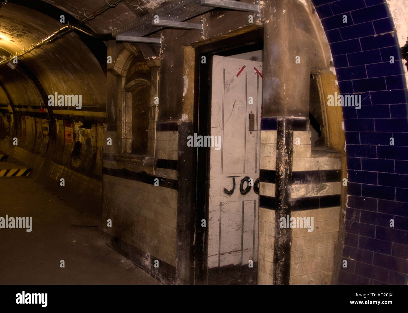 Old Deep Level Ticket Office - Disused Passageway (closed 1969 ...