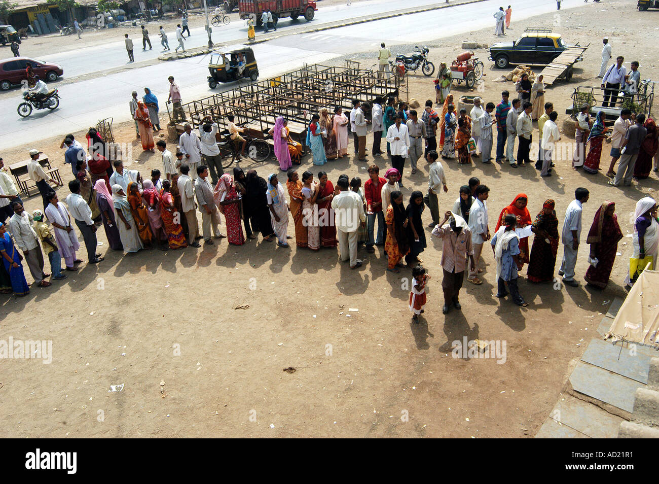 ASB73077 Indian People standing in a queue to vote Stock Photo - Alamy