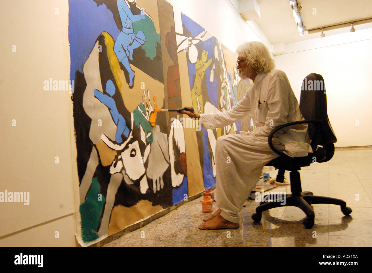 ASB73128 Painter M F Hussain paints a painting at Pundole Art Gallery ...