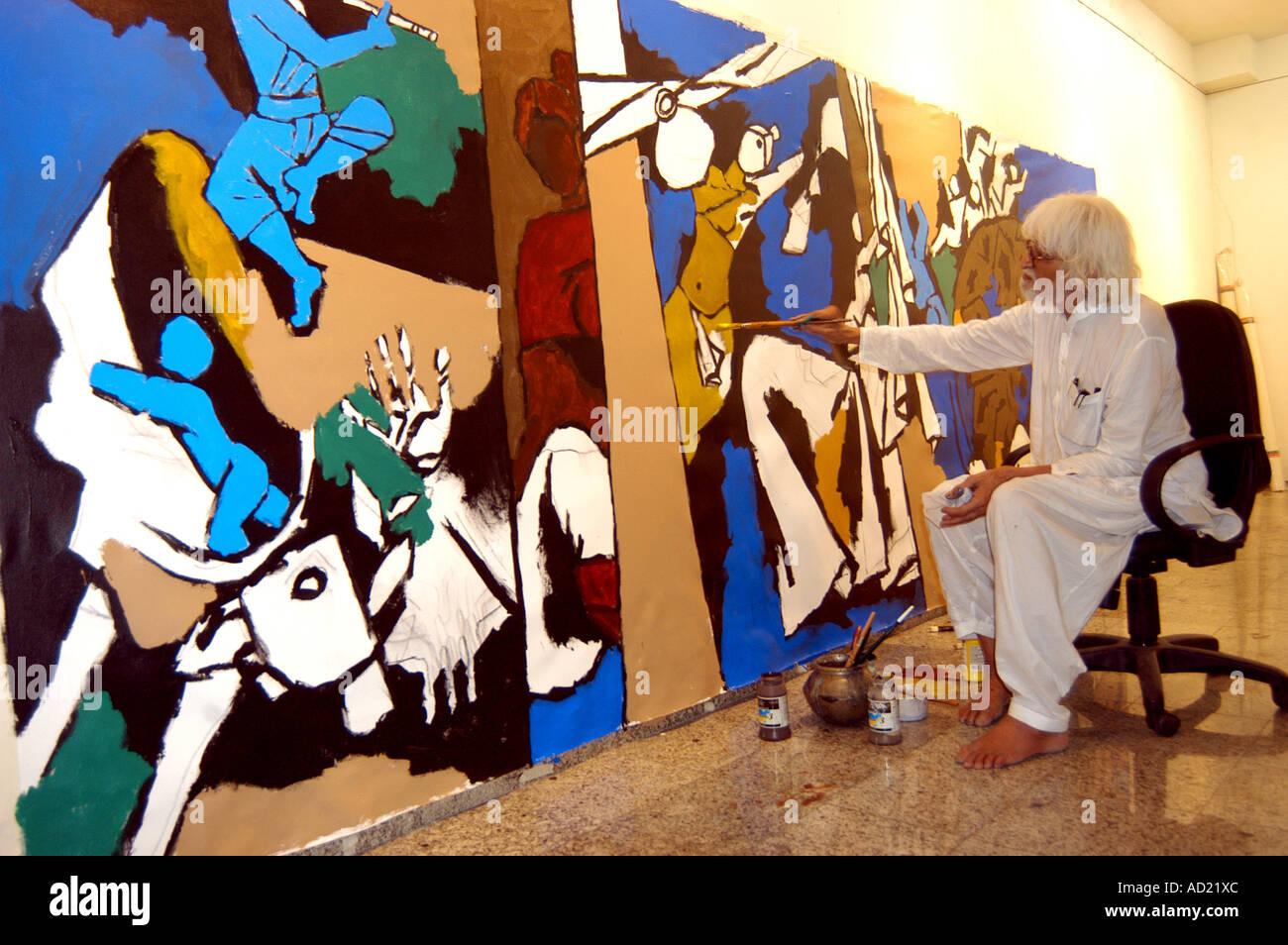 ASB73130 Painter M F Hussain paints a painting at Pundole Art Gallery ...