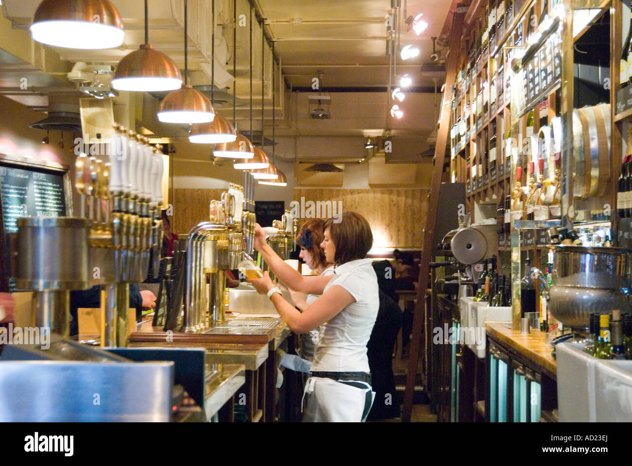 England bar staff hi-res stock photography and images - Alamy