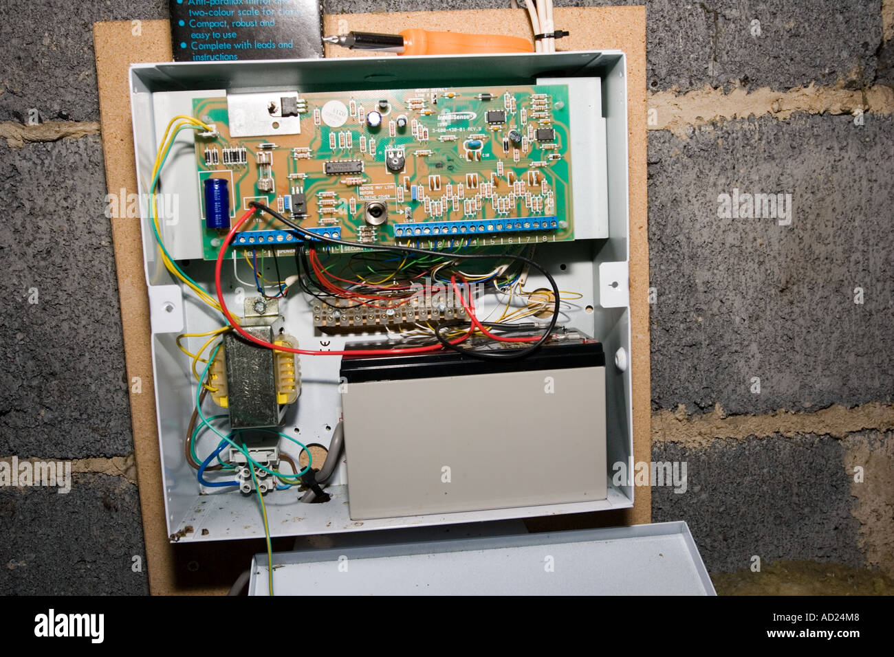 Wiring in an alarm hi-res stock photography and images - Alamy