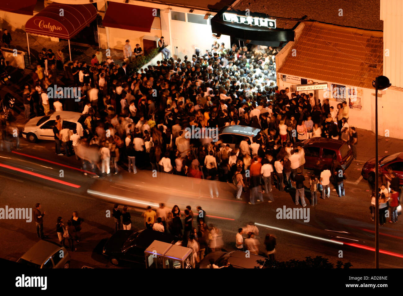 Queue outside night club hi-res stock photography and images - Alamy