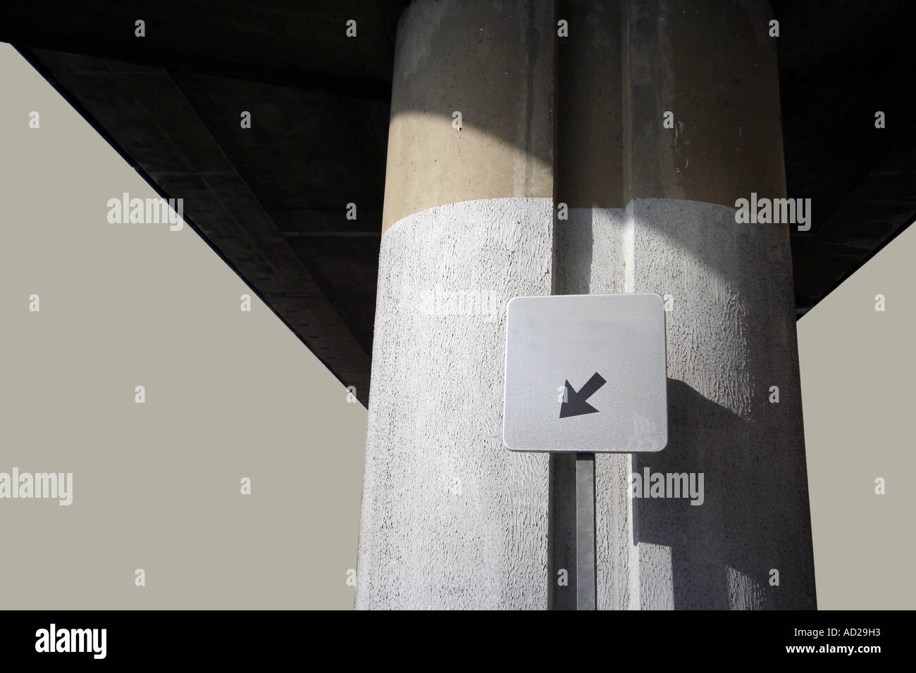 Arrow on concrete pillar hi-res stock photography and images - Alamy