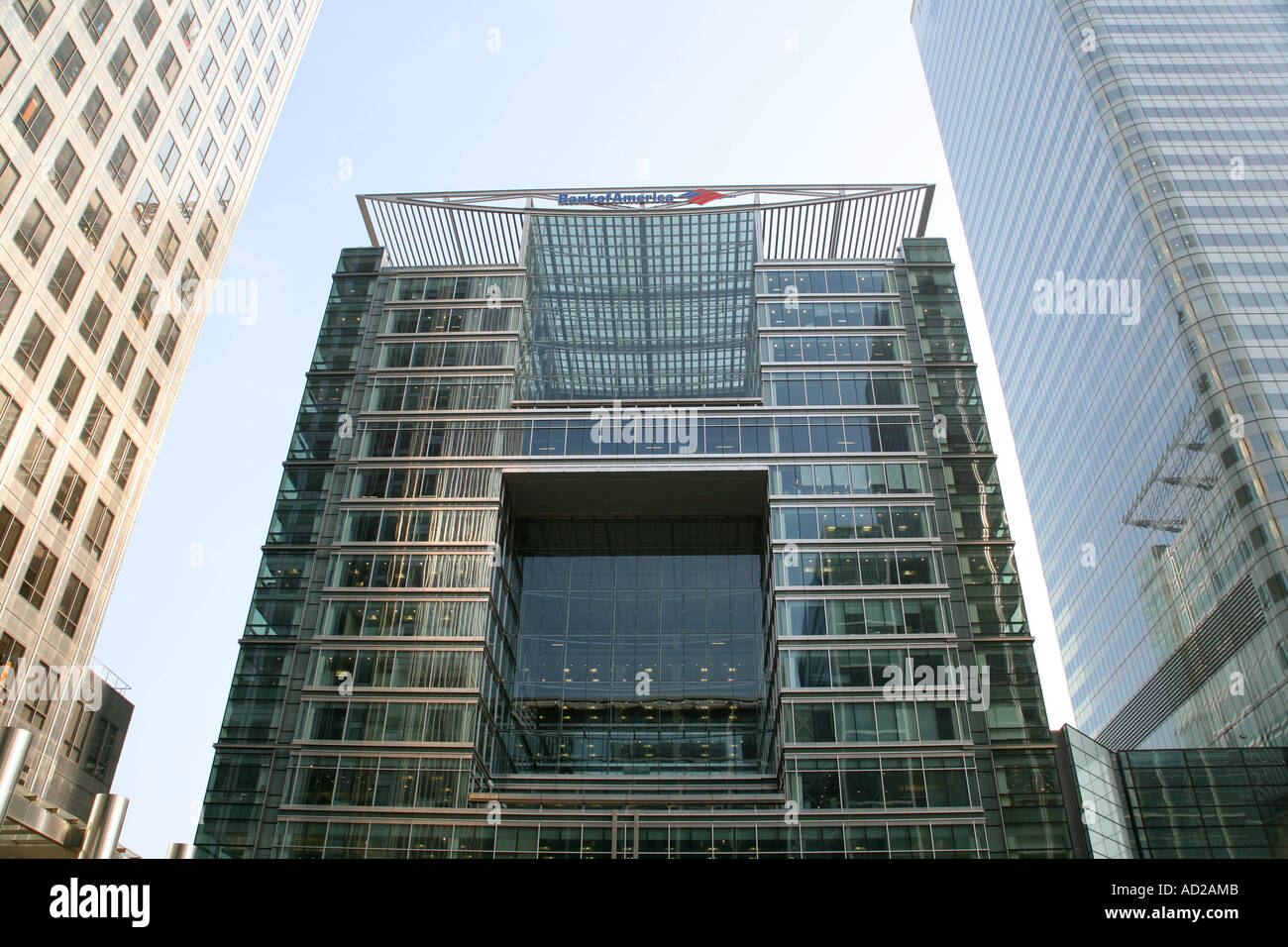 One Canada Square and Bank of America building at Canary Wharf, London ...