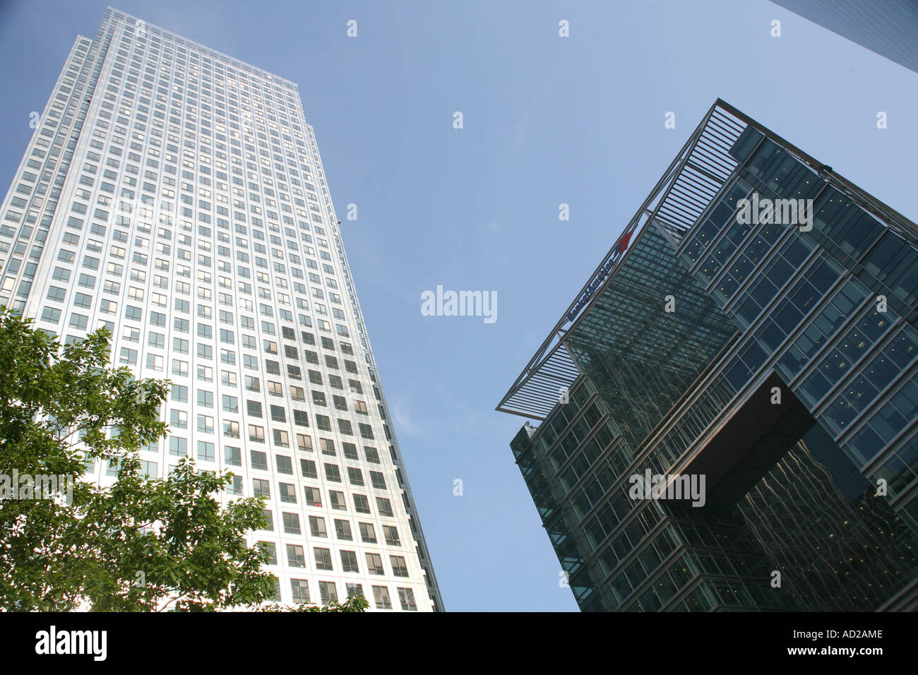 One Canada Square and Bank of America building at Canary Wharf, London ...