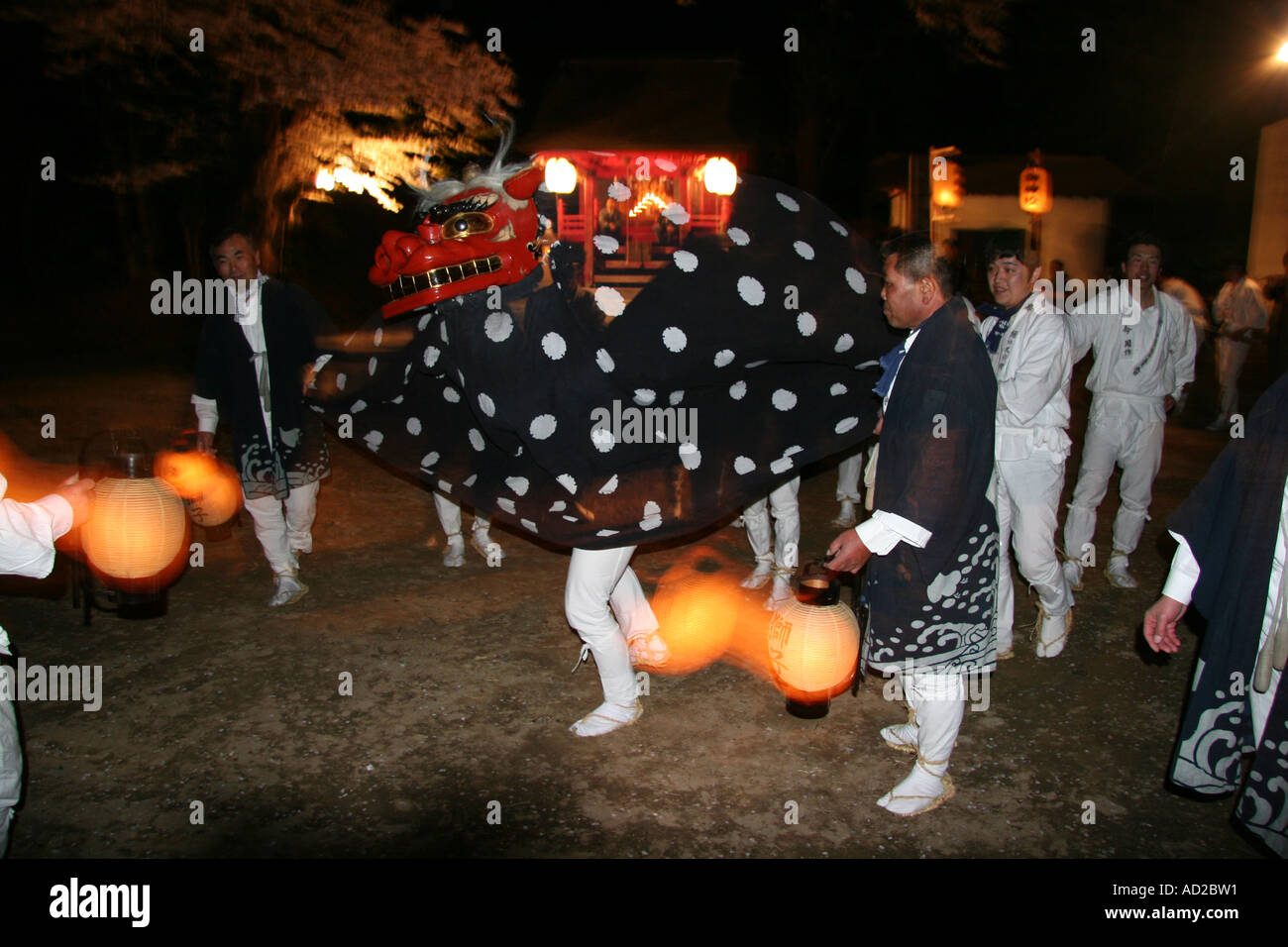 Japanese dragon dance at a festival at a shinto shrine Stock Photo - Alamy