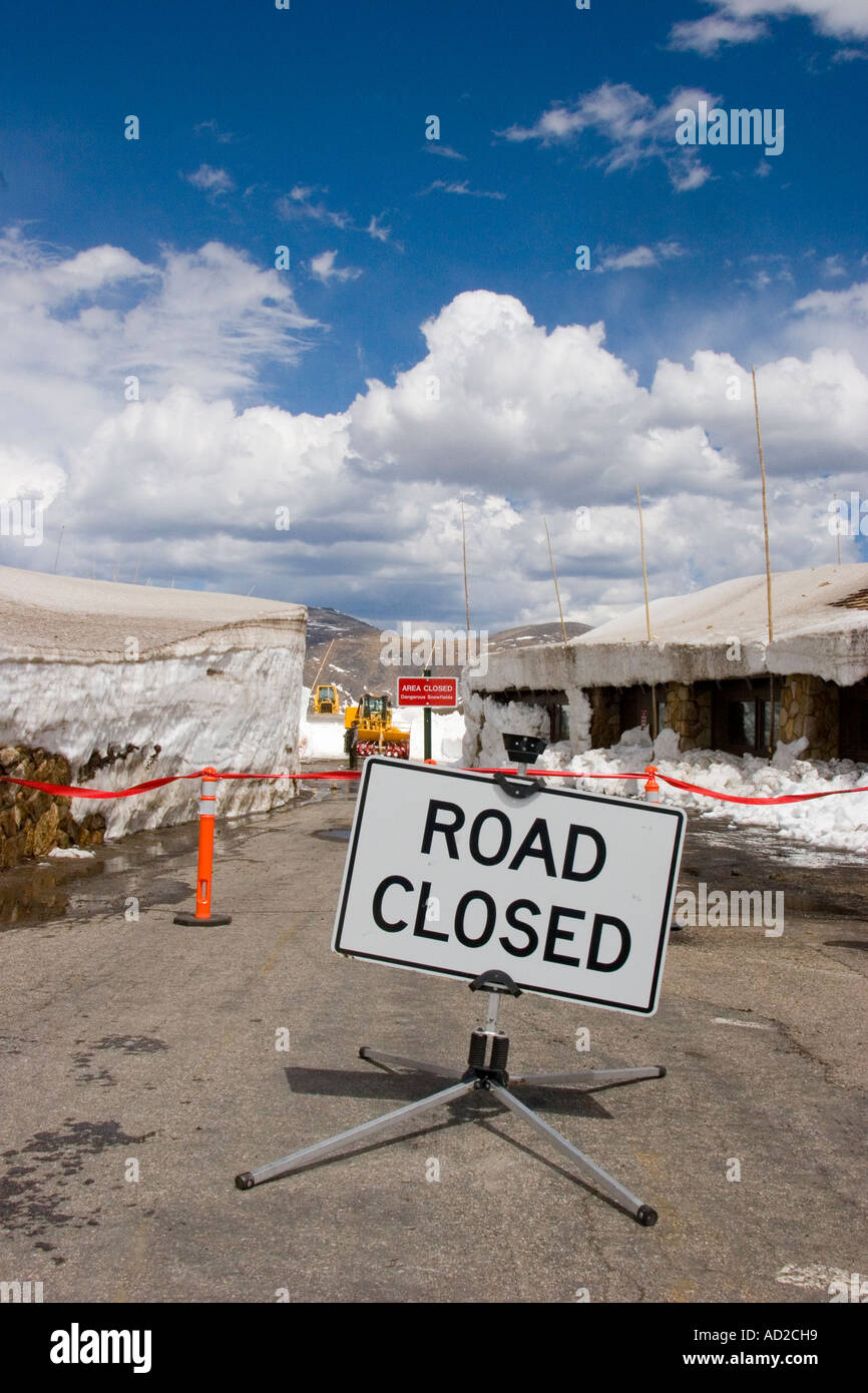 Road sign melting hi-res stock photography and images - Alamy
