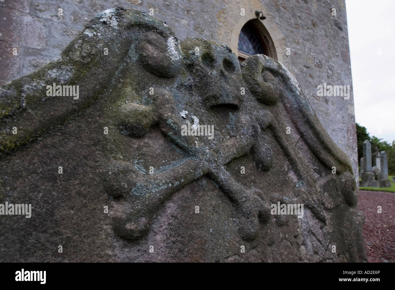Headstone skull crossbones hi-res stock photography and images - Alamy