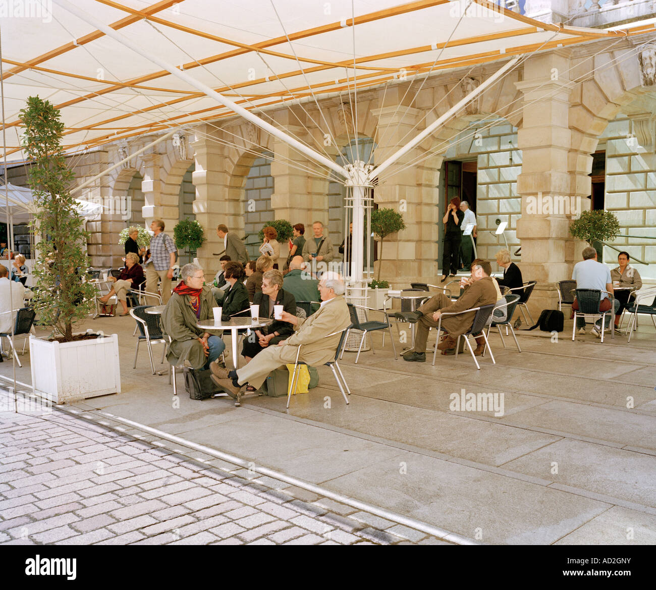 Royal academy cafe hi-res stock photography and images - Alamy