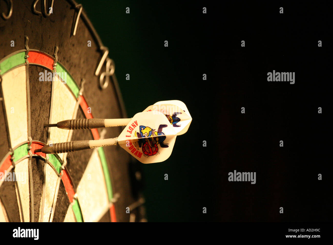 0191 Andy The Viking Fordham darts in dart board 4 Stock Photo - Alamy