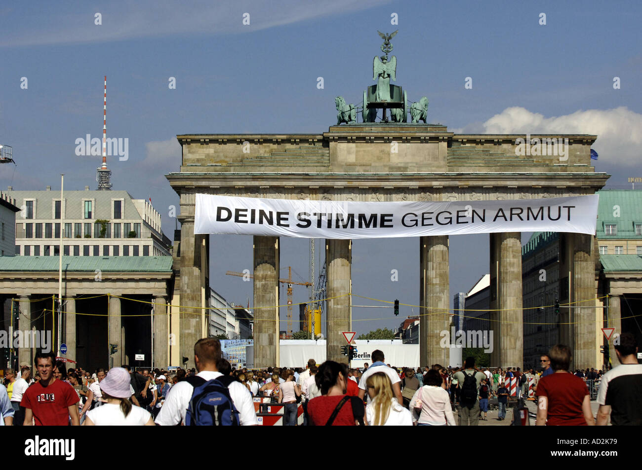 Berlin brandenburg gate 2005 hi-res stock photography and images - Alamy