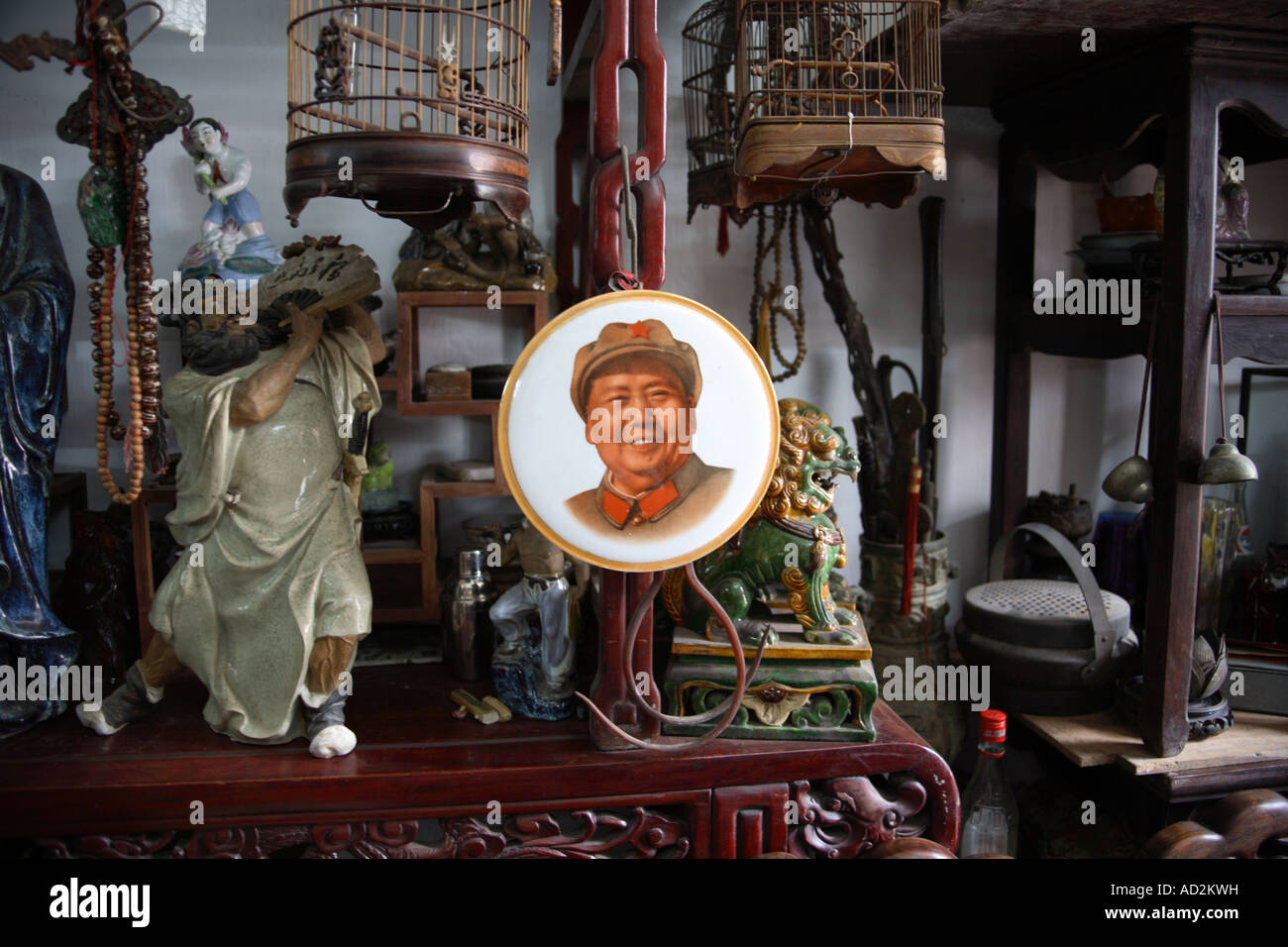 Portrait of Mao in an antiques shop Macau China Stock Photo - Alamy
