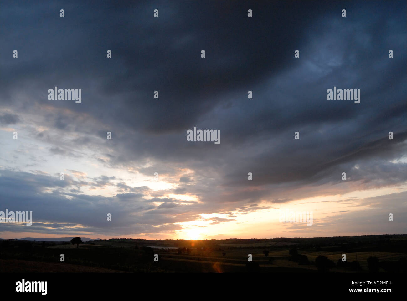 Sun disappearing below the horizon hi-res stock photography and images ...