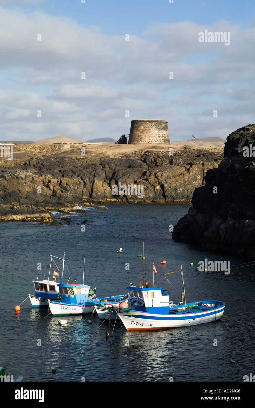 dh EL COTILLO FUERTEVENTURA El Toston Tower and boats in harbour Stock ...