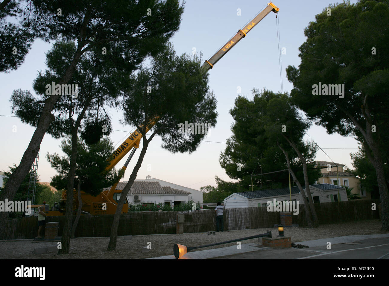 Lifting a static caravan into position Spain Stock Photo - Alamy