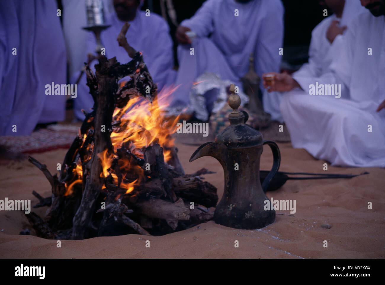 Camp fire night men hi-res stock photography and images - Alamy