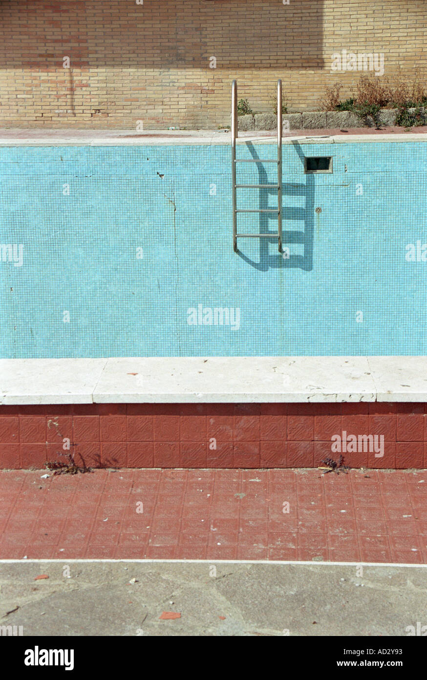 empty derelict swimming pool and steps Stock Photo - Alamy
