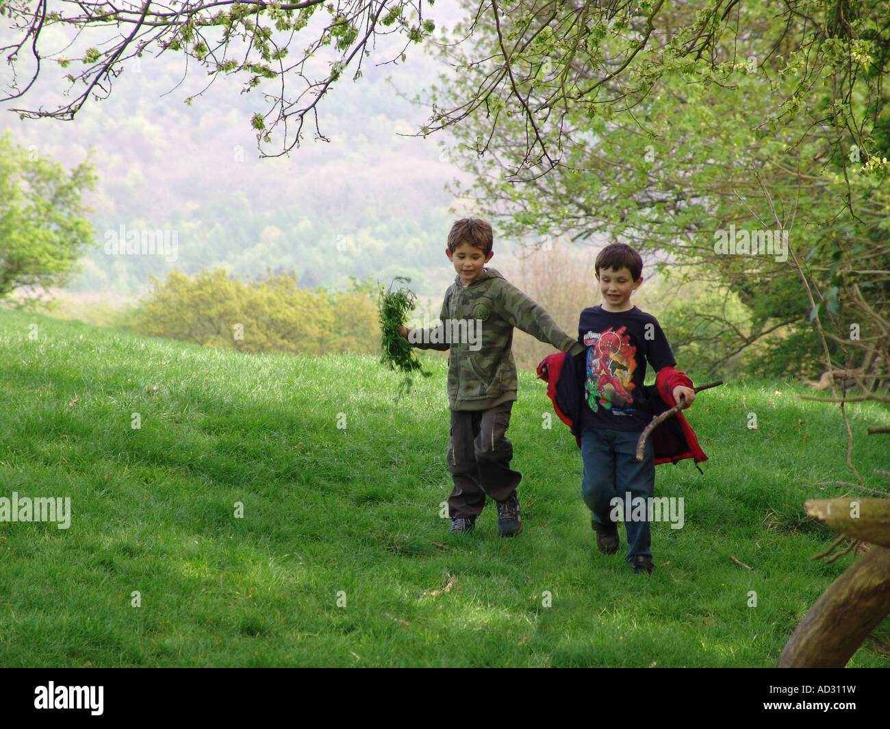 Children countryside england hi-res stock photography and images - Alamy