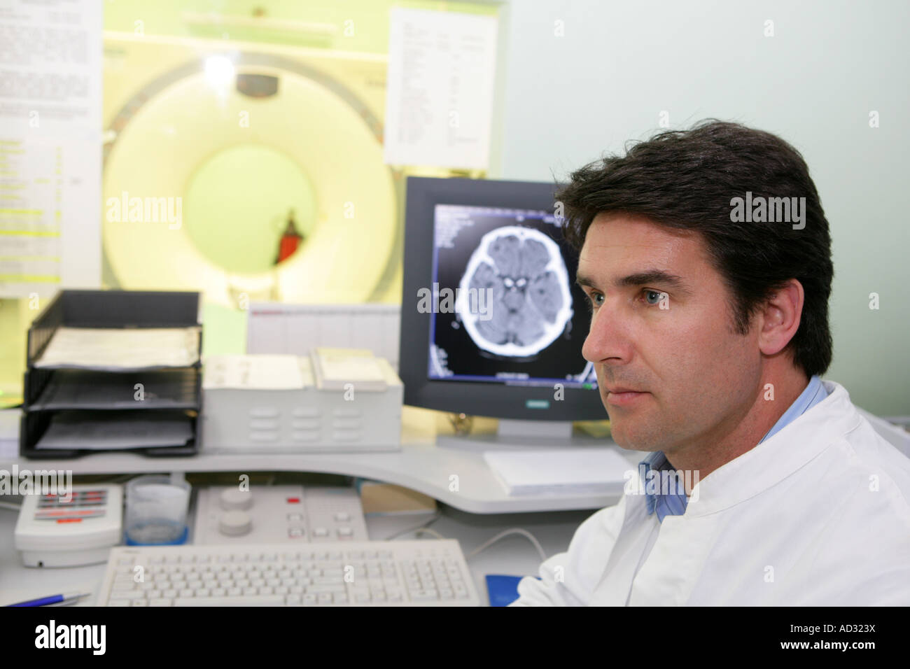 doctor at Computertomograph, CAT scan machine in hospital Stock Photo ...