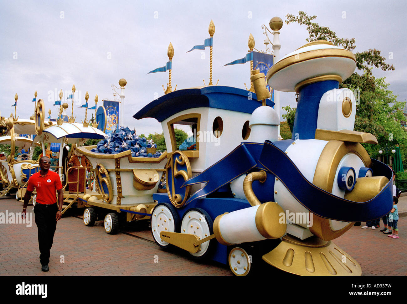 Disneyland paris parade hi-res stock photography and images - Alamy