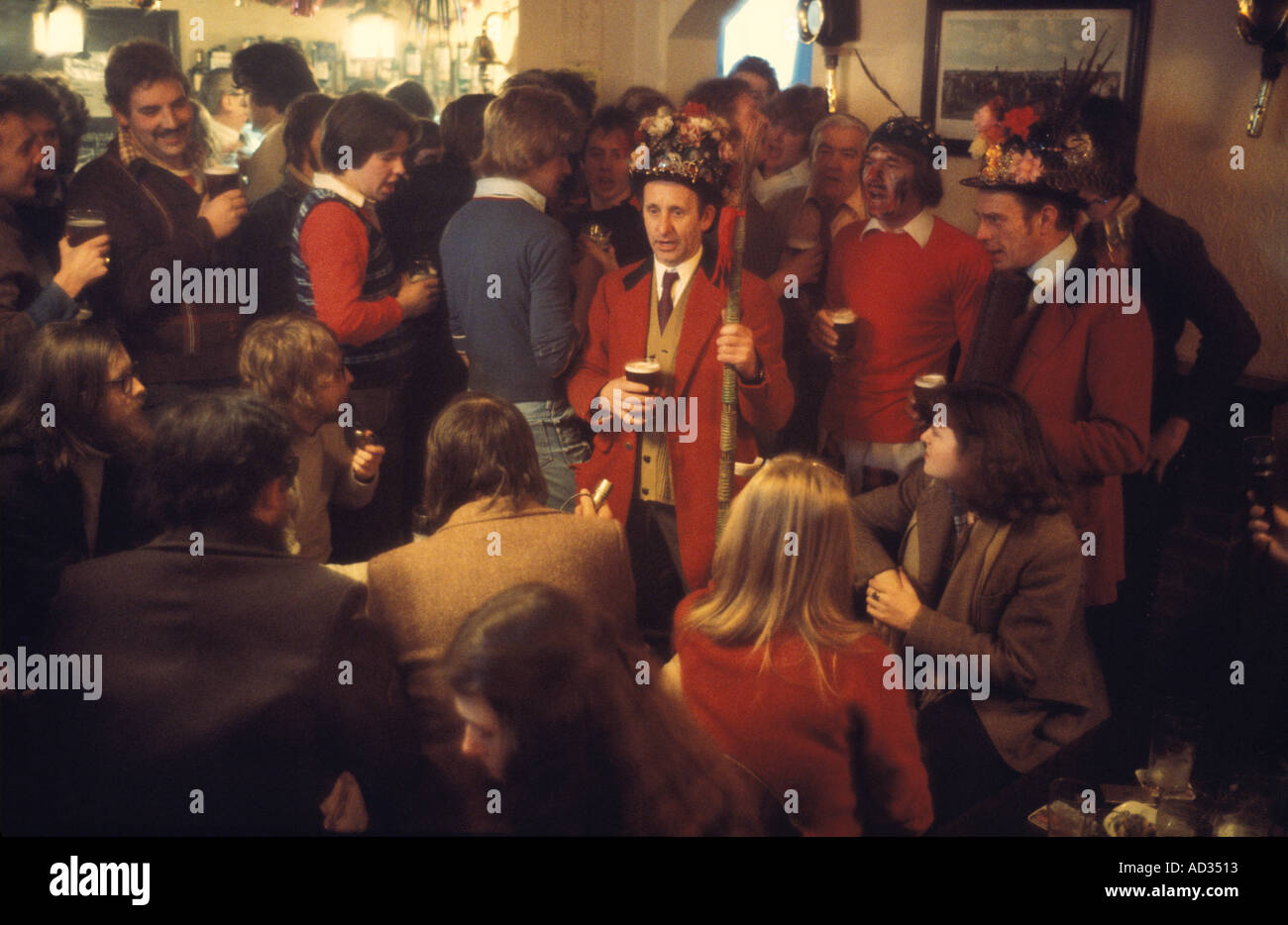 Pub singing 70s hi-res stock photography and images - Alamy