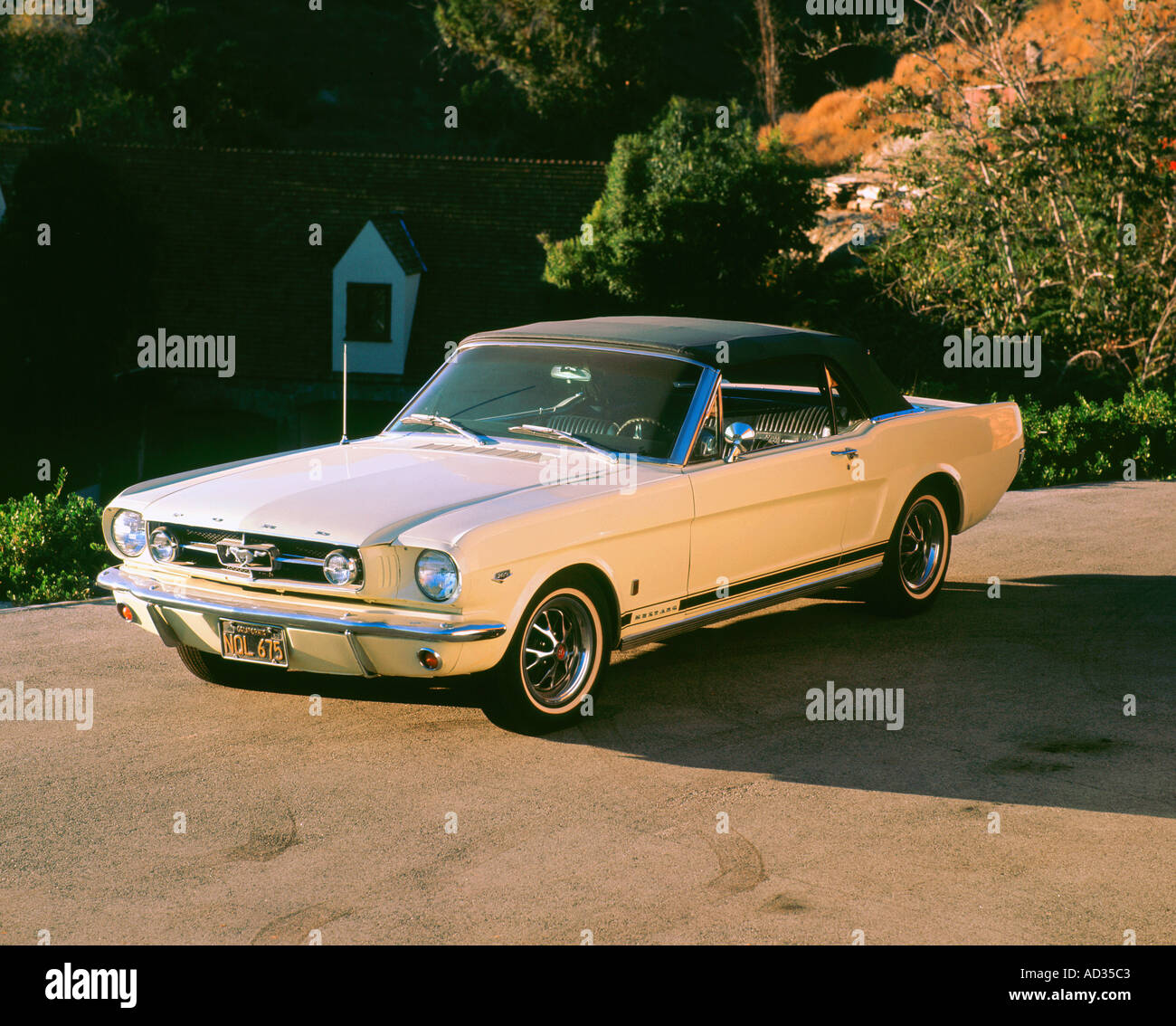 1965 ford mustang convertible hi-res stock photography and images - Alamy