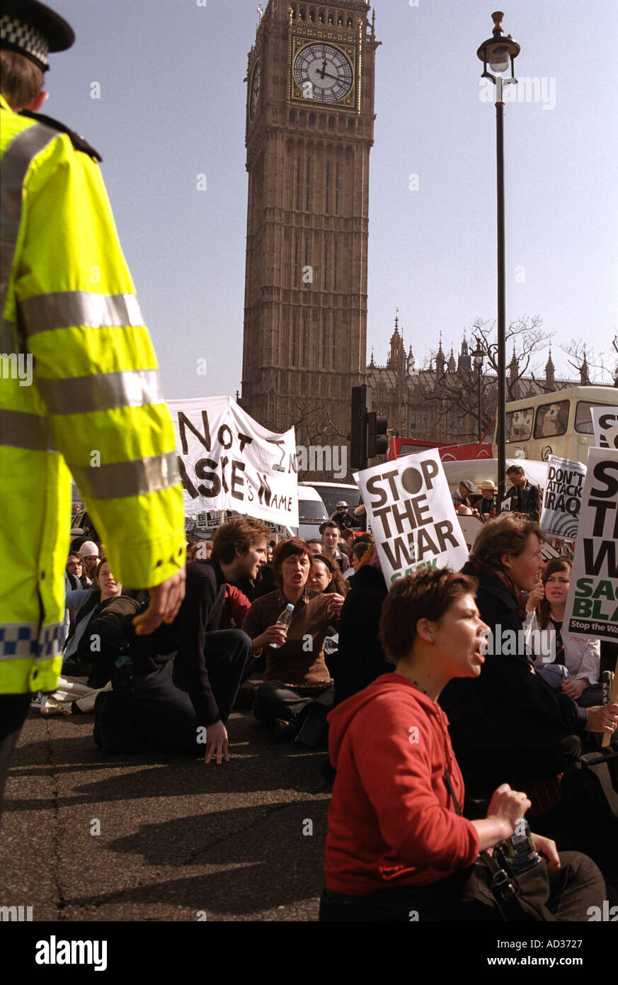 Iraq war protest police 2003 london hi-res stock photography and images ...
