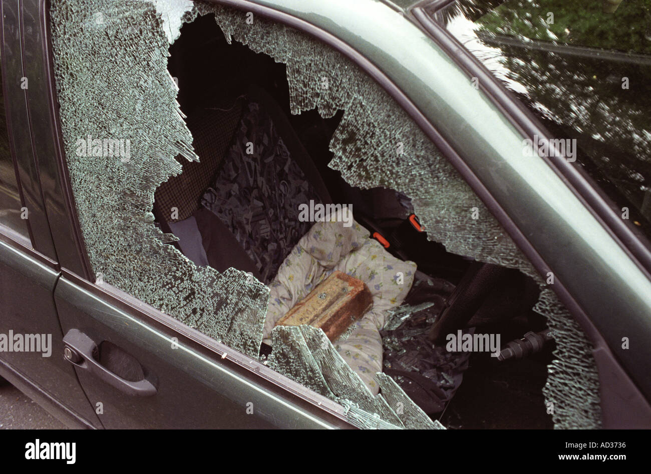 Smashed car window uk hi-res stock photography and images - Alamy