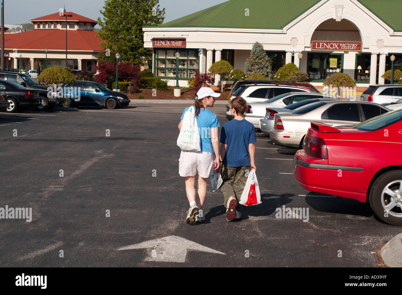 Shopping at an outlet mall in Tennessee Stock Photo - Alamy