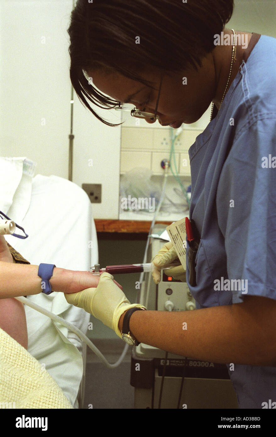 Nurse inserting cannula into patients arm Stock Photo - Alamy