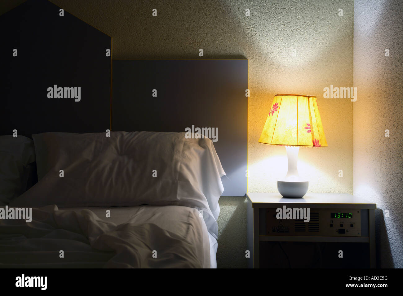 empty motel room with bed and lamp at night Stock Photo - Alamy