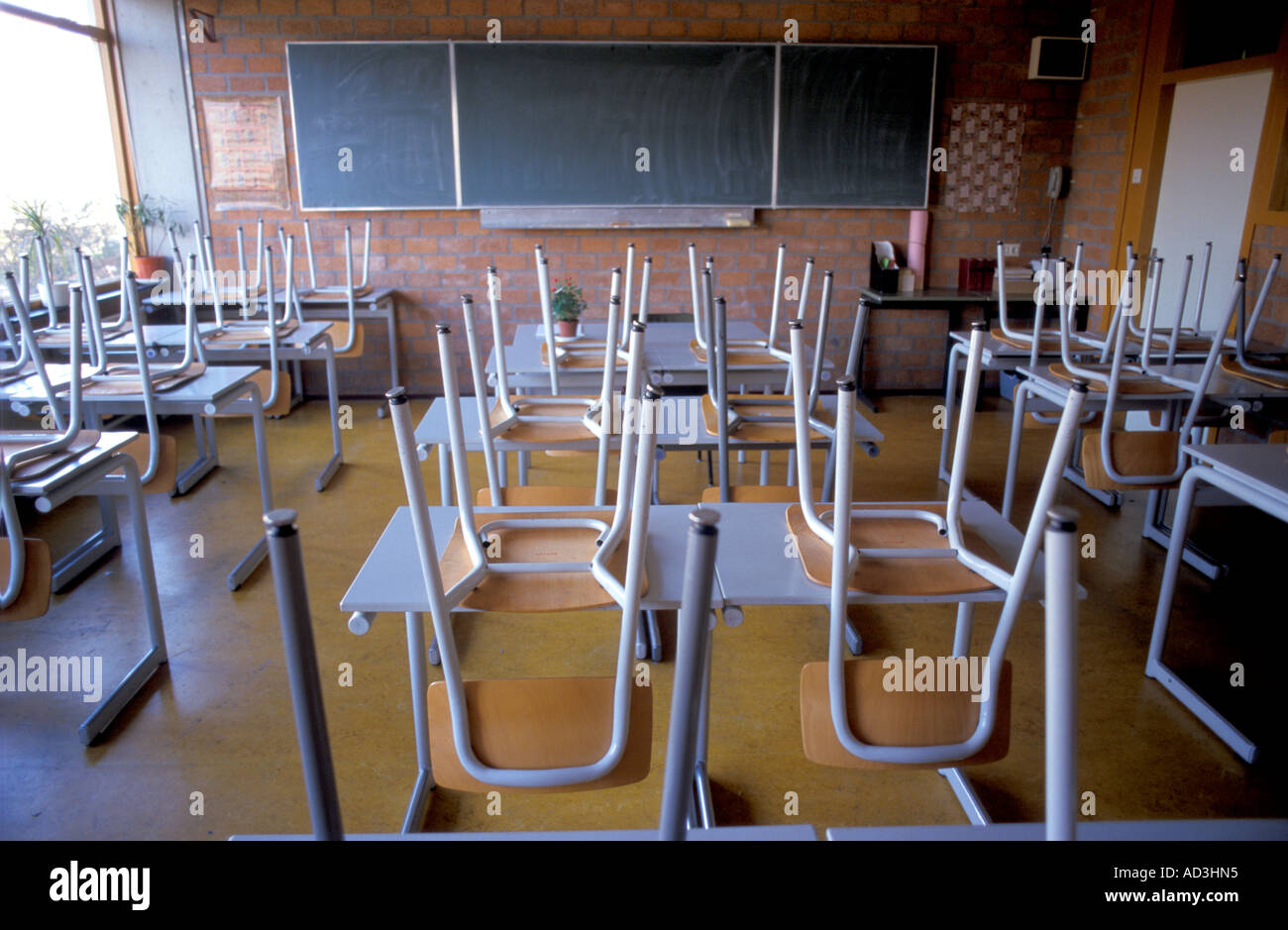 Empty class hi-res stock photography and images - Alamy