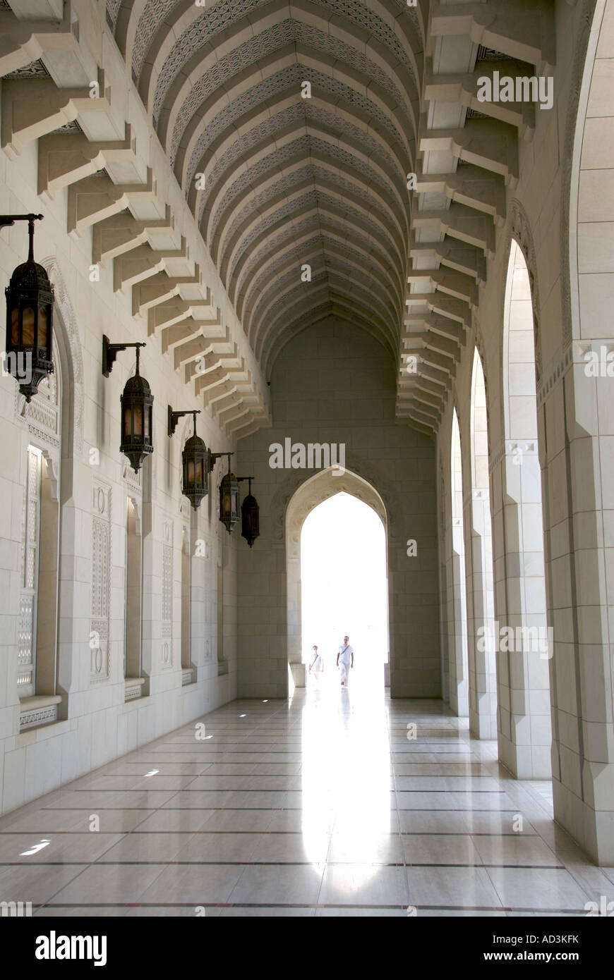 White marble corridor at the great Mosque with visitors bathed in Stock ...