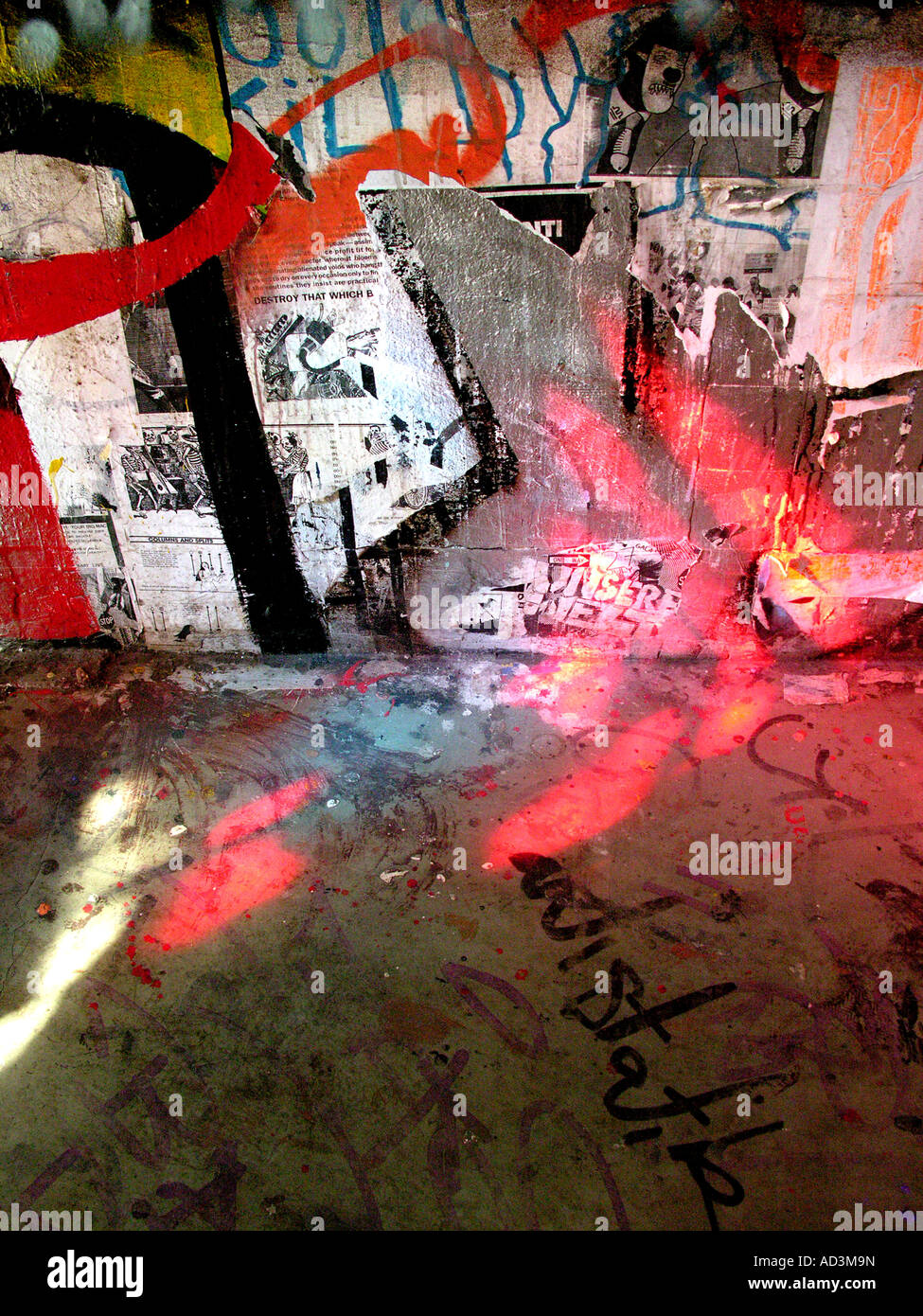 Artists graffiti colourful courtyard hi-res stock photography and ...