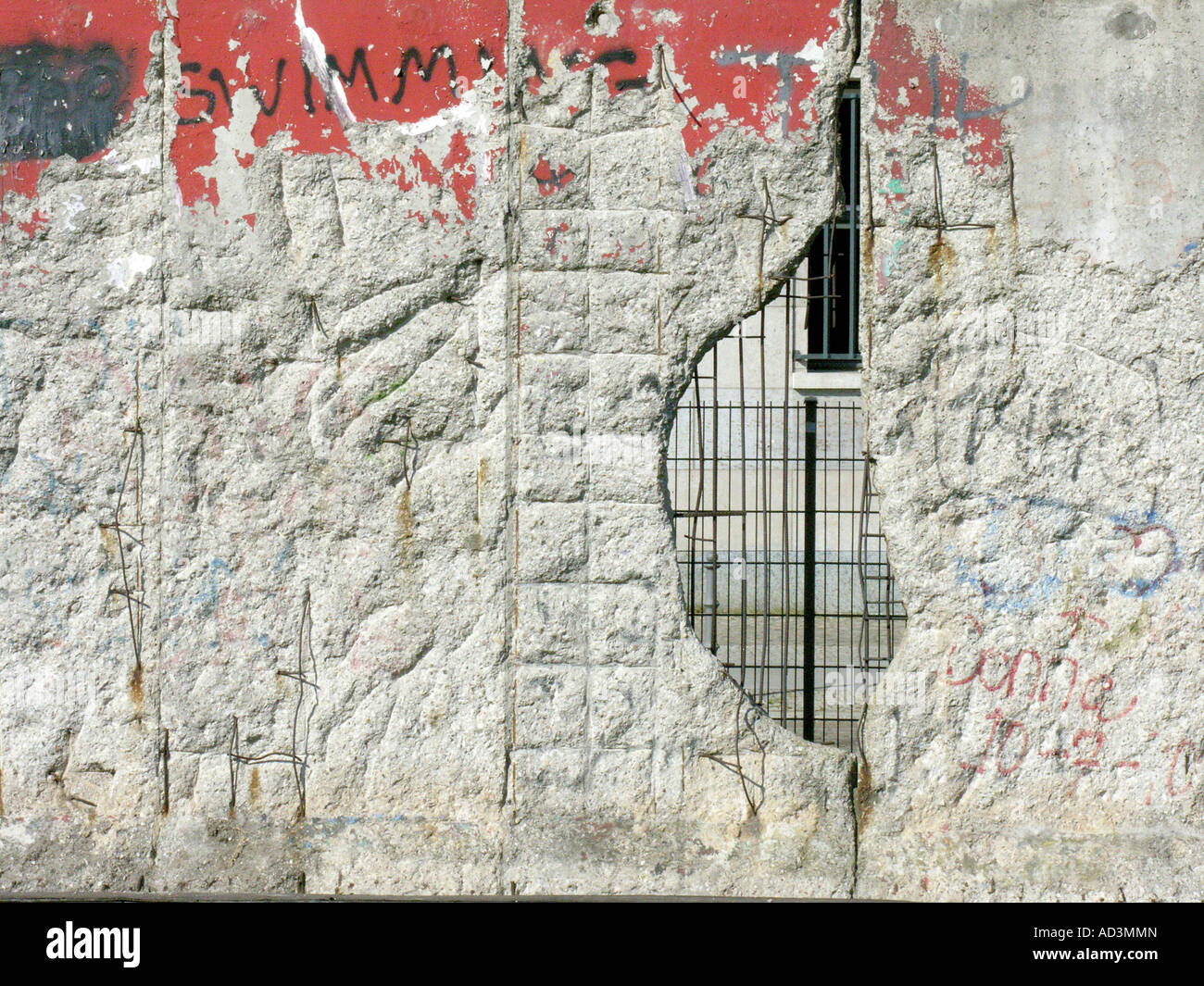 East and west europe berlin wall wire hi-res stock photography and ...