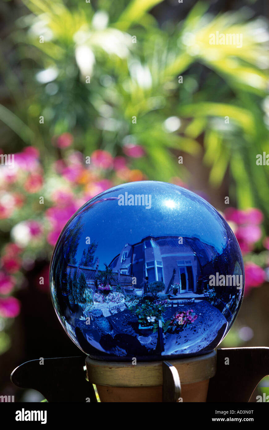 Reflecting garden ball hi-res stock photography and images - Alamy