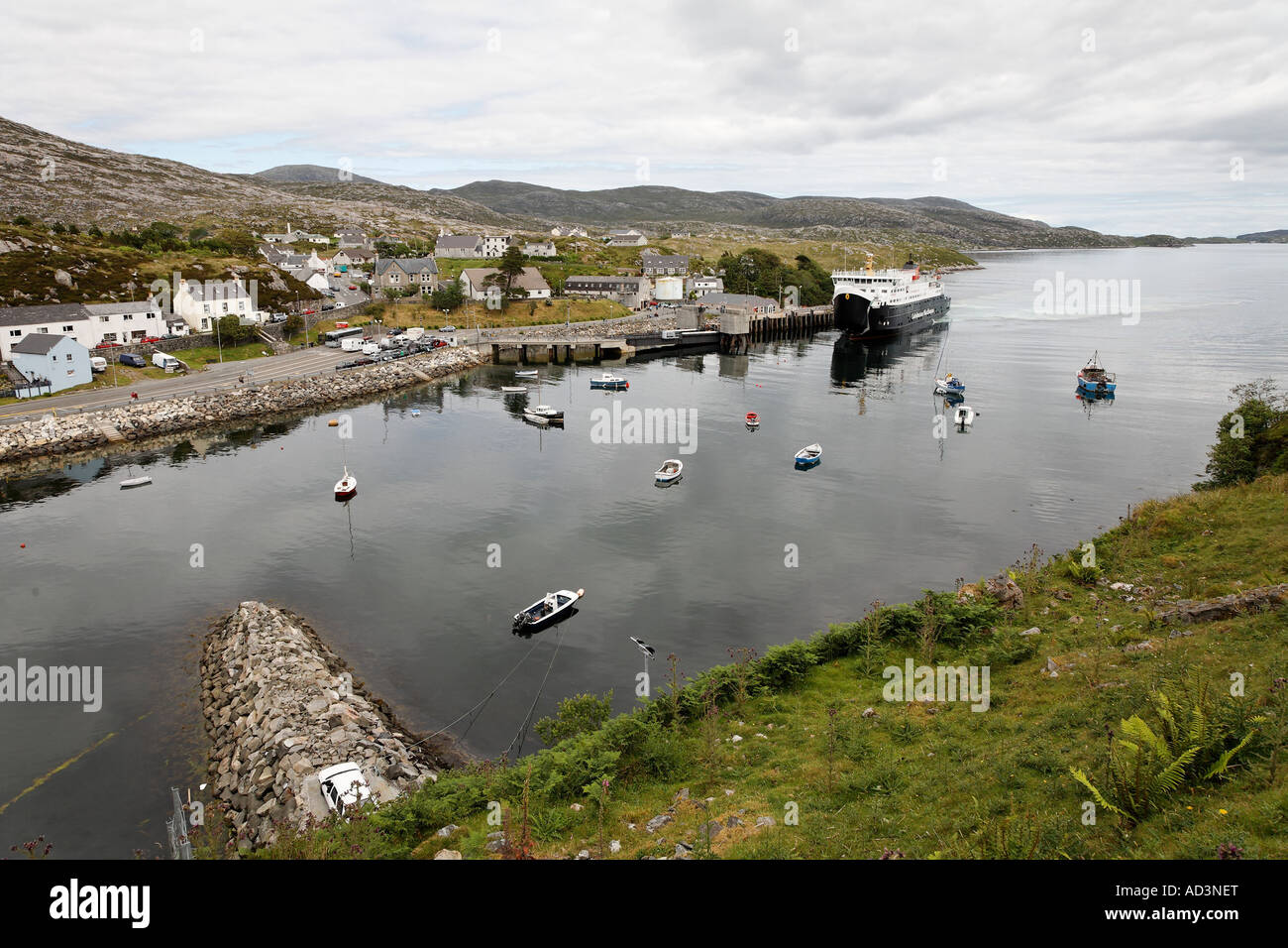 MV Hebrides approaching Tarbert Pier Stock Photo - Alamy