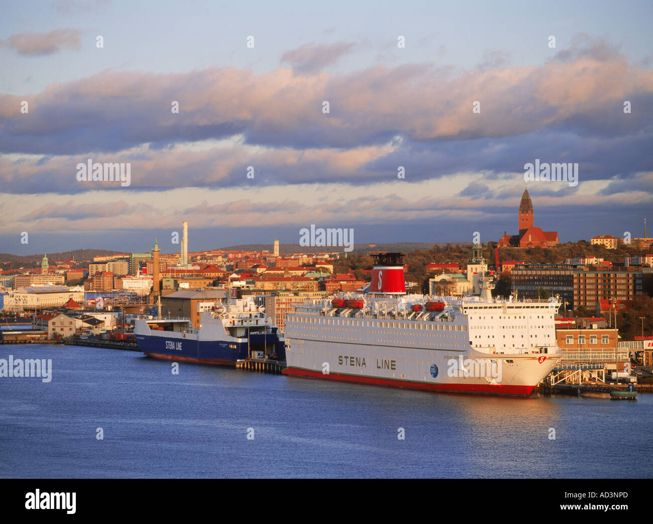 Ships and passenger ships hi-res stock photography and images - Alamy