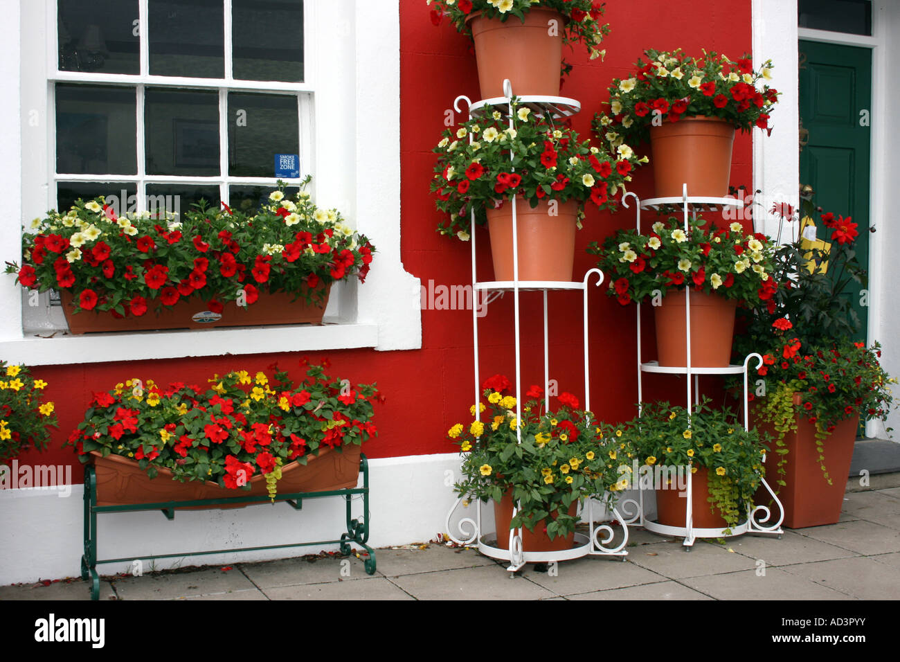 Painted window box windowbox hi-res stock photography and images - Alamy