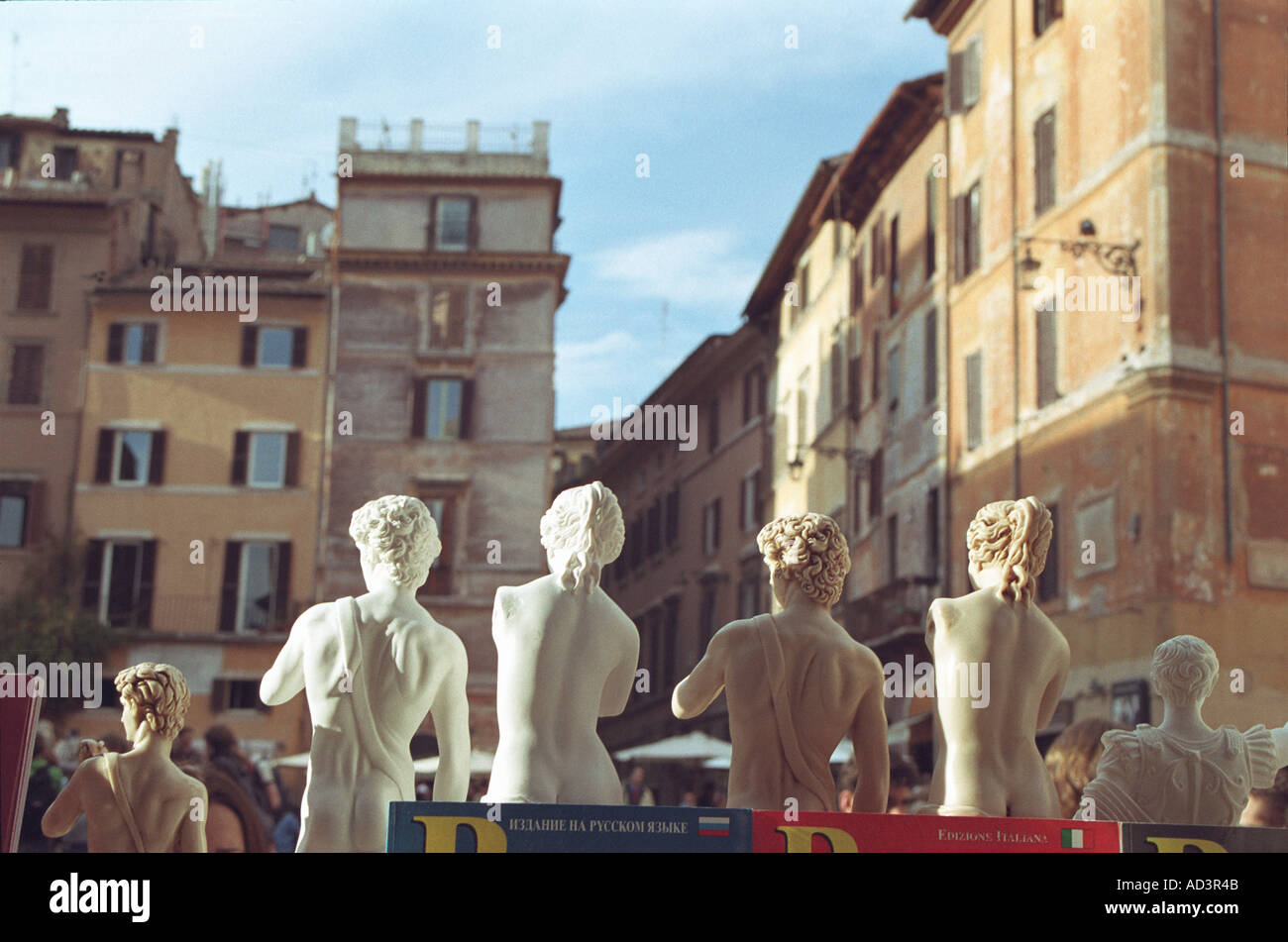 roman gift statues and souvenirs in pantheon square rome Stock Photo ...