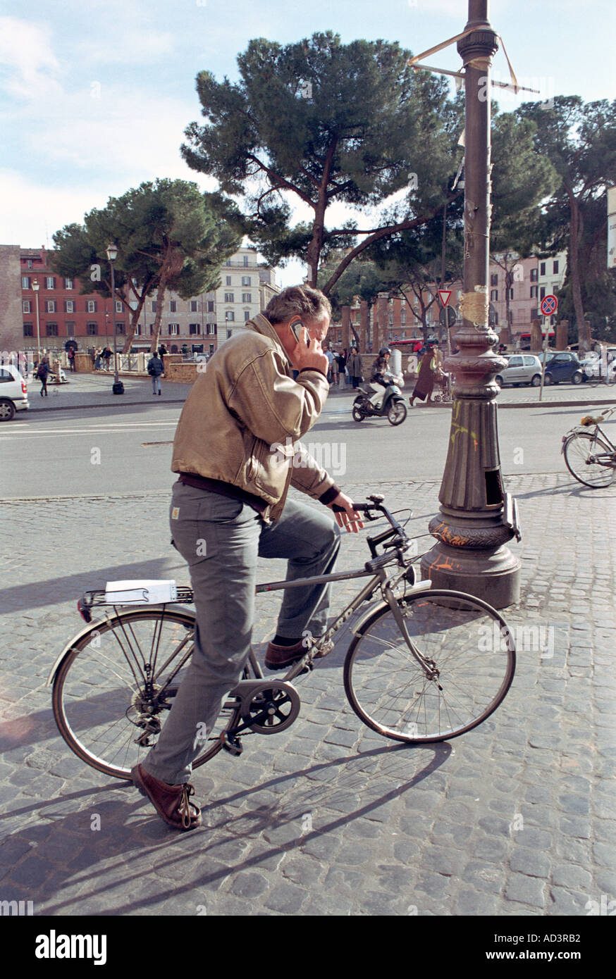Italian man speaking on cell phone hi-res stock photography and images ...