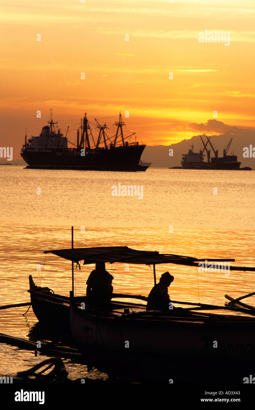 Ships and boats at sunset in Manila Bay Philippines Stock Photo - Alamy