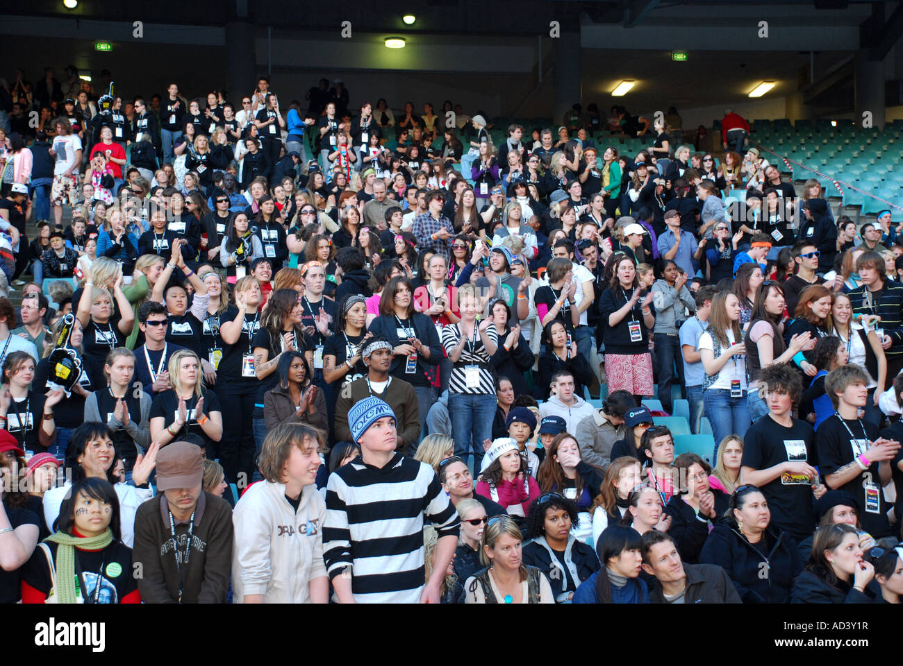 CROWD AT LIVE EARTH CONCERT AUSSIE STADIUM SYDNEY AUSTRALIA Stock Photo ...
