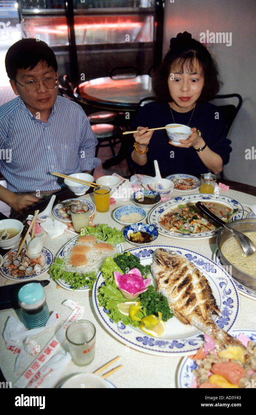 Chinese people eating a meal in a restaurant Taiwan Woman has surprised ...