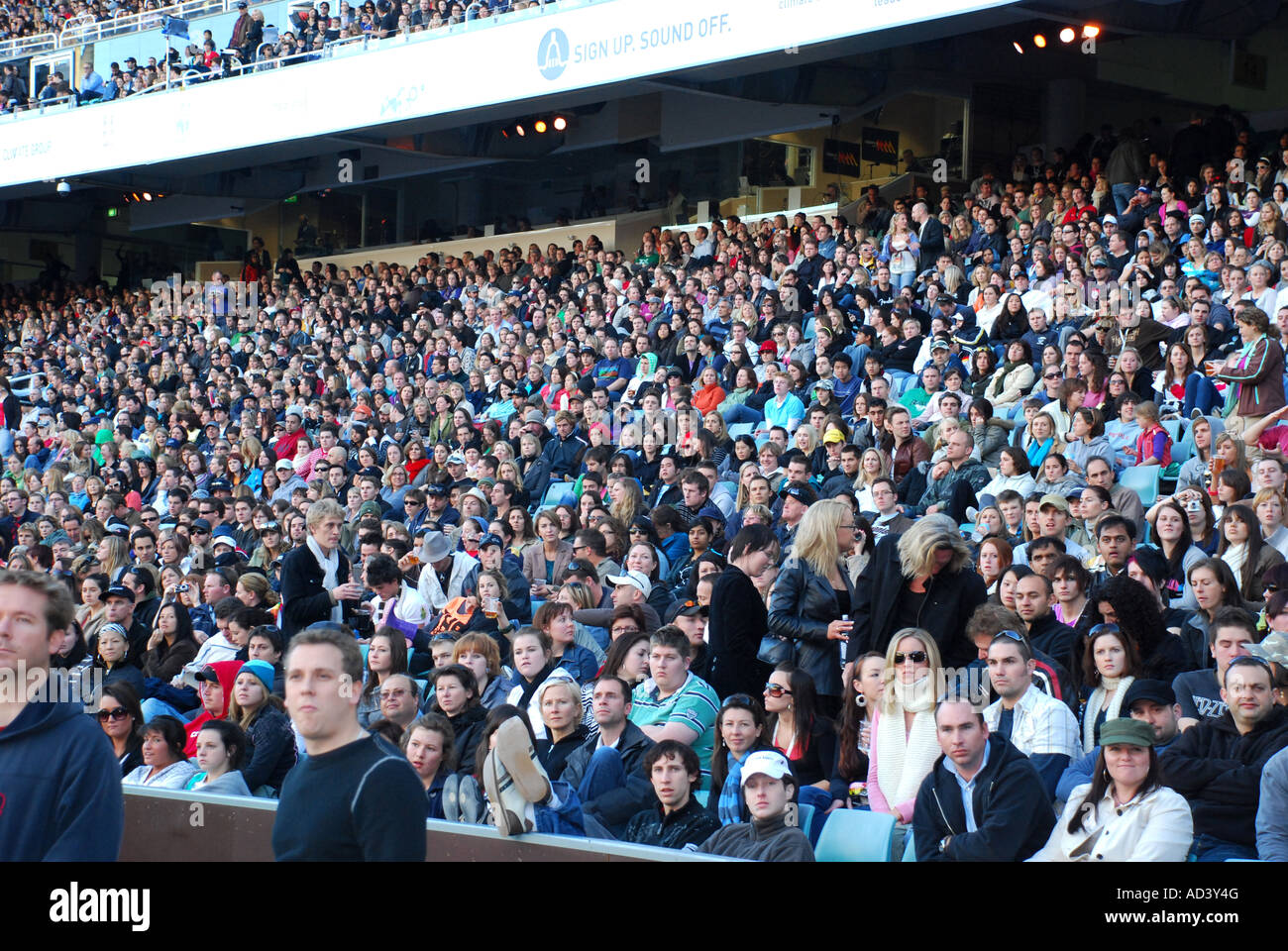CROWD AT LIVE EARTH CONCERT AUSSIE STADIUM SYDNEY AUSTRALIA Stock Photo ...
