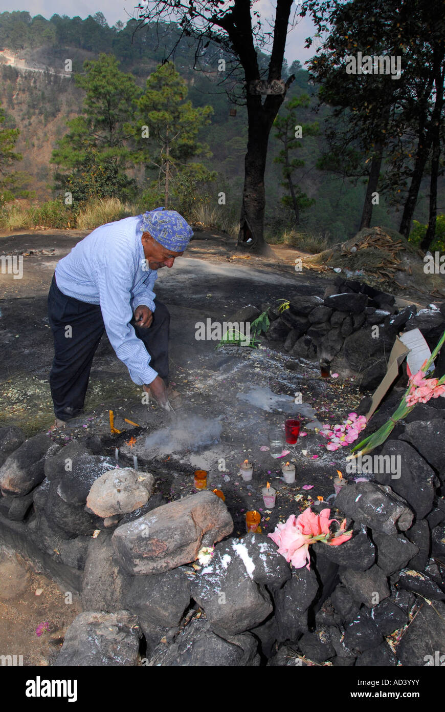 Shaman holding Mayan rituals at Pascal Abaj's Hill in Chichicastenango ...
