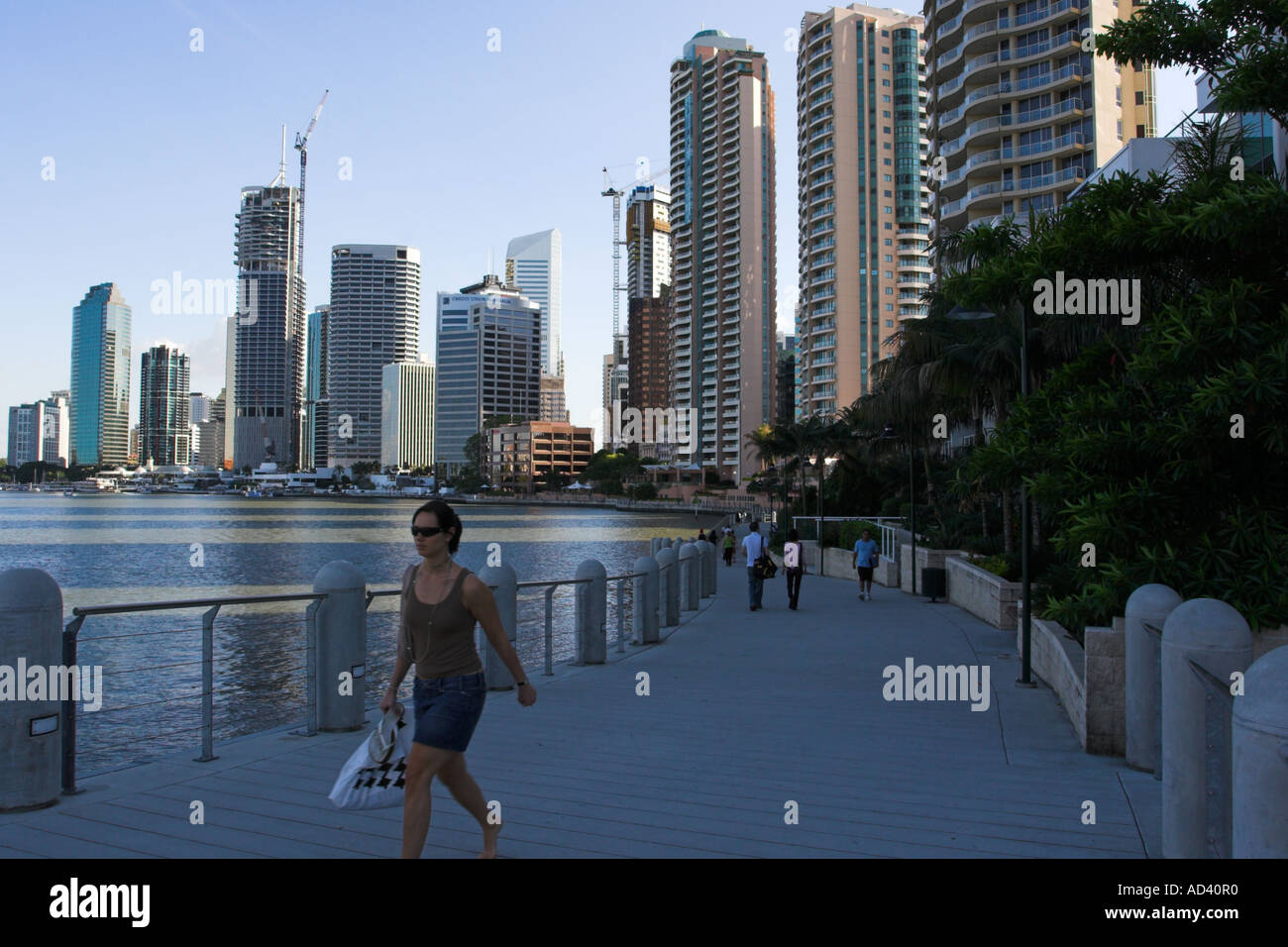 Riverside walkway brisbane river hi-res stock photography and images ...